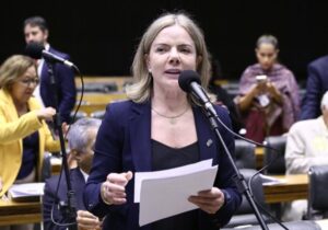 Gleisi Hoffmann perde ação contra publicação de Flávio Bolsonaro nas ...