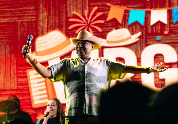 Virgílio celebra 40 anos de carreira com forró animado no Pelourinho