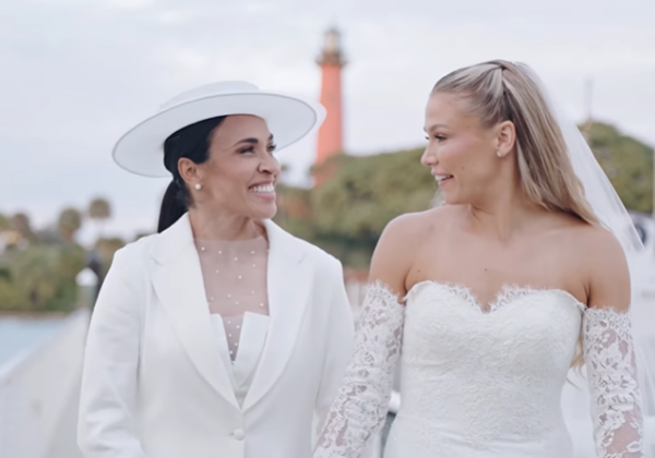 Marta se casa com Carrie Lawrence em cerimônia intimista nos Estados Unidos